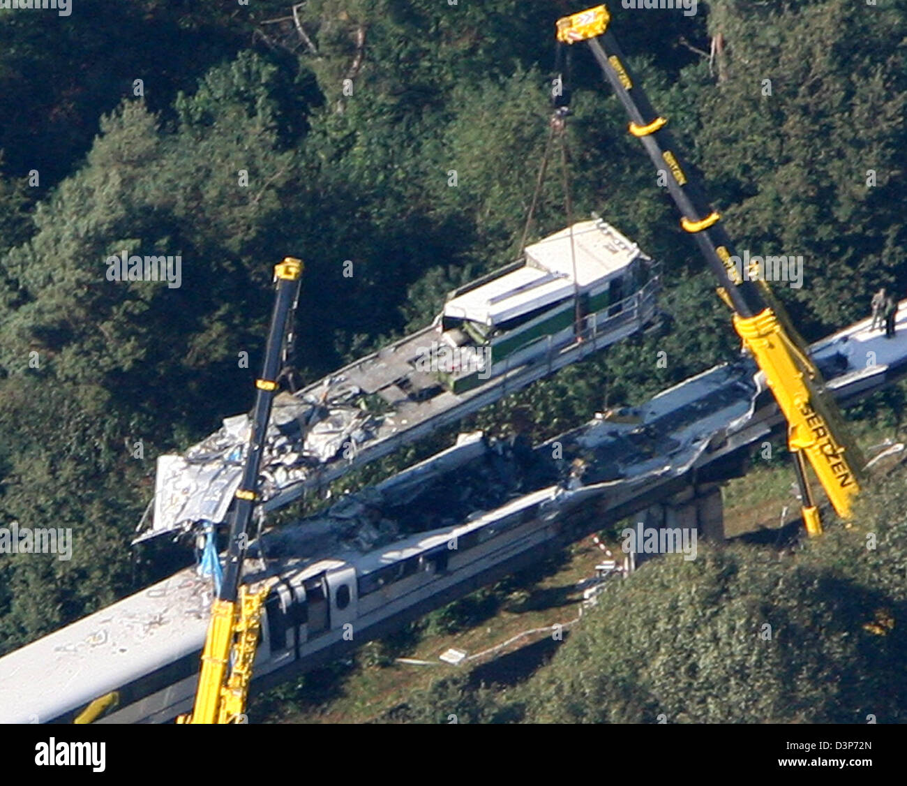 Two cranes remove the damaged maintenace vehicle at the 'Transrapid ...