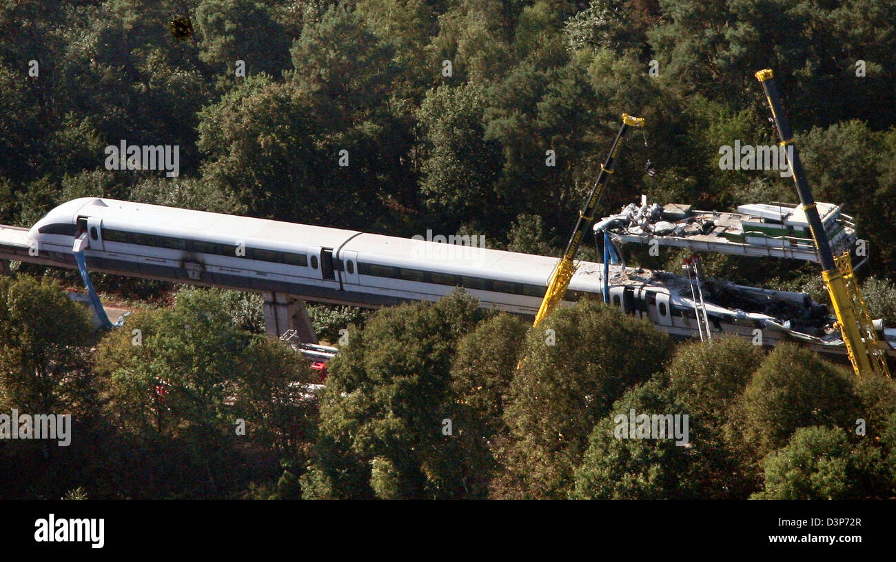 Two cranes remove the damaged maintenace vehicle at the 'Transrapid ...