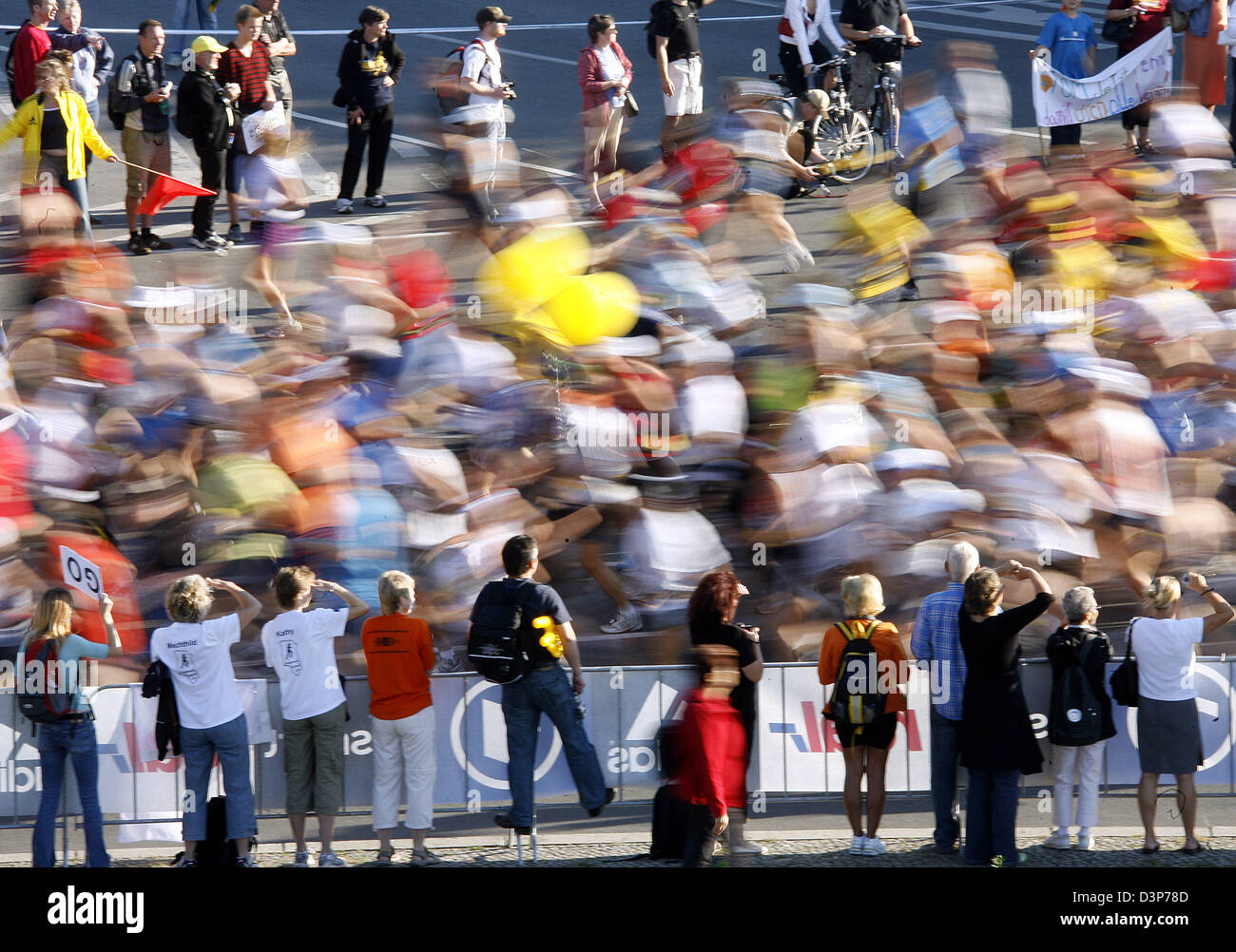 Berlin marathon spectators hi-res stock photography and images - Alamy