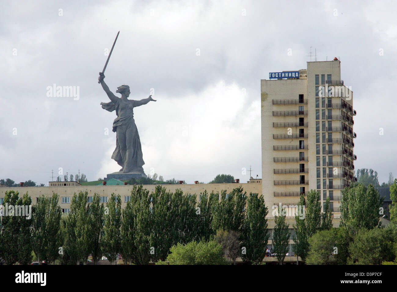 (dpa file) - The picture shows the monumental sculpture of Mother ...