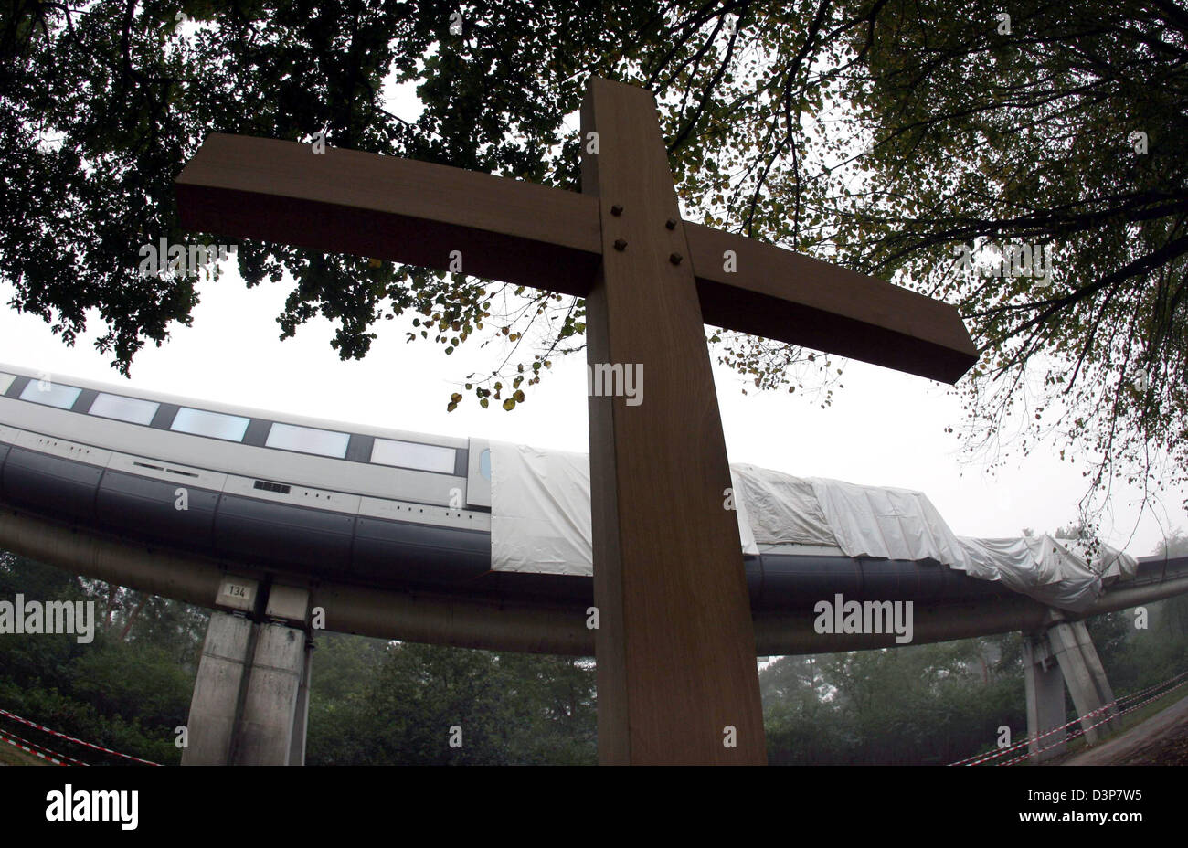 A wooden cross is set up near the Transrapid crash site in Lathen ...
