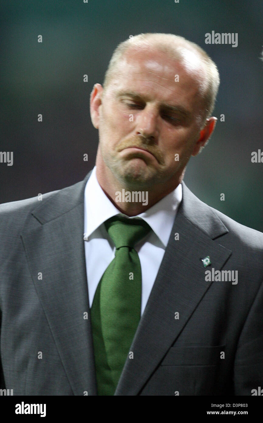 SV Werder Bremen's head coach Thomas Schaaf looks dejected during the ...