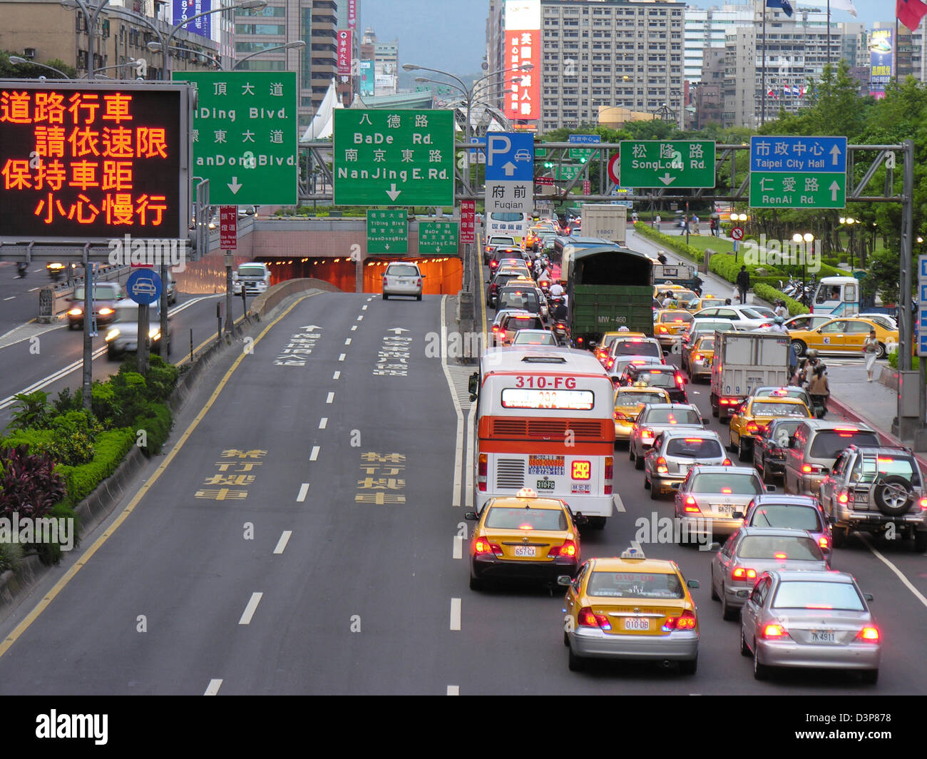 The picture shows the rush hour of Taipei, Taiwan, 09 July 2006. Photo ...