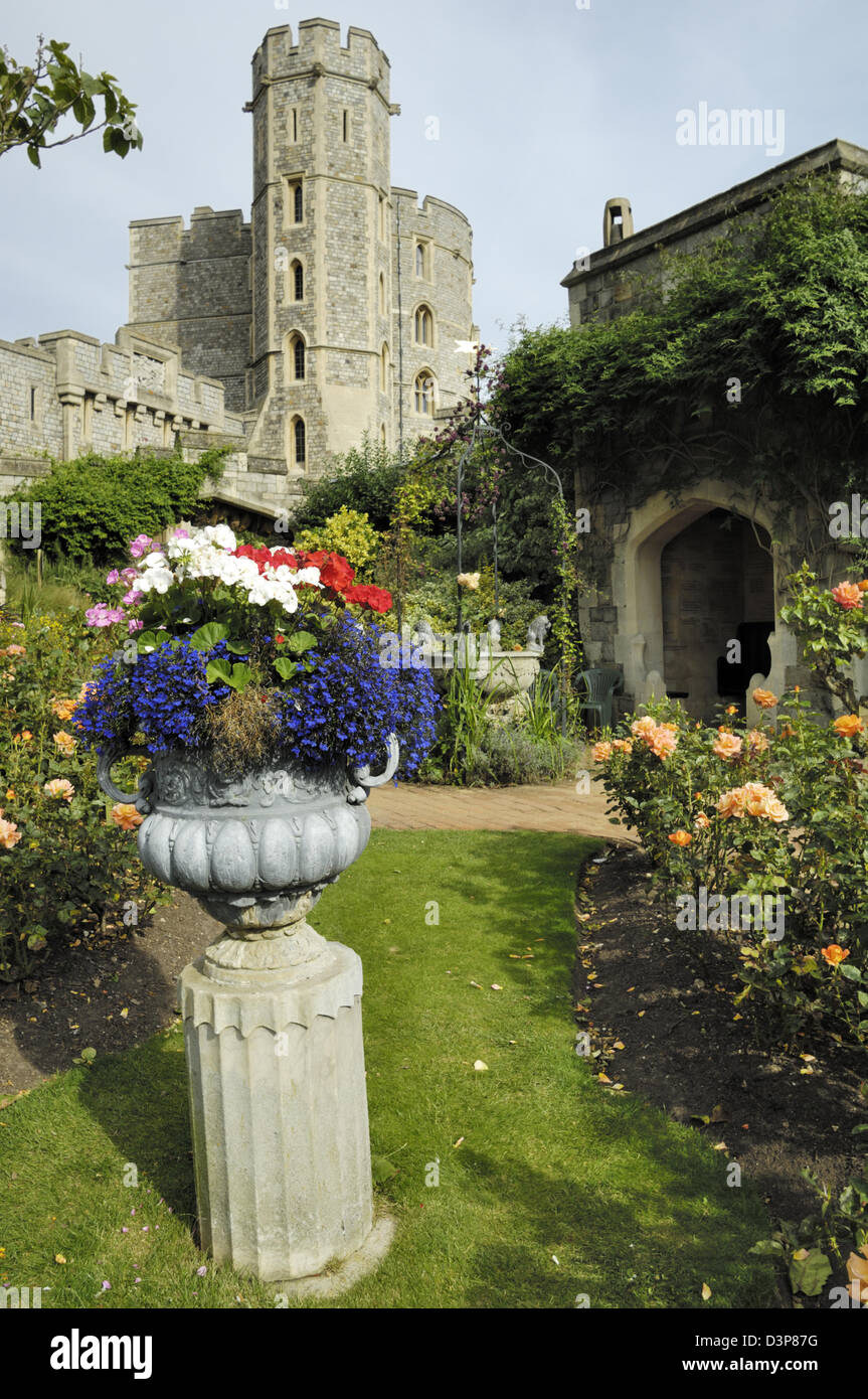 Windsor castle garden hi-res stock photography and images - Alamy