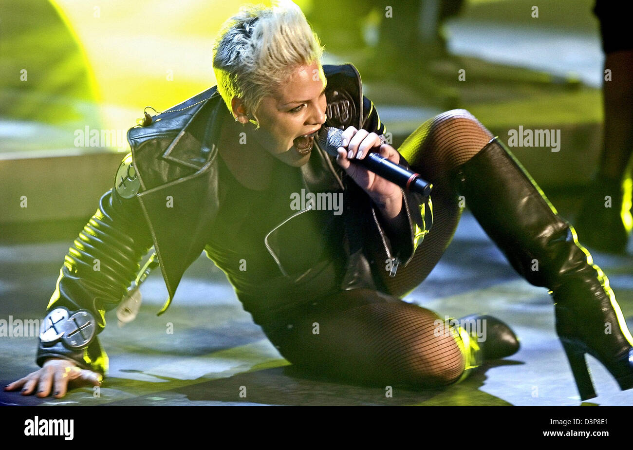 Pop singer pink hi-res stock photography and images - Alamy