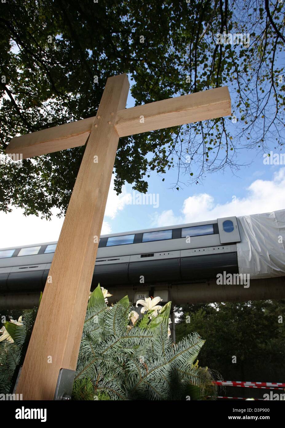 The picture shows a wodden cross at the crash site of the 'Transrapid ...