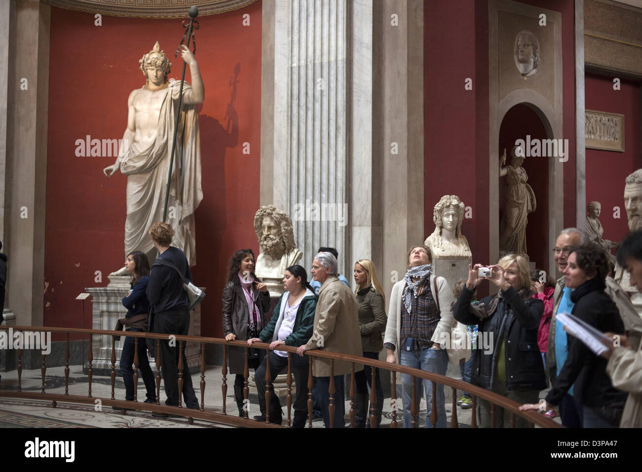 Tourists in vatican museum hi-res stock photography and images - Alamy