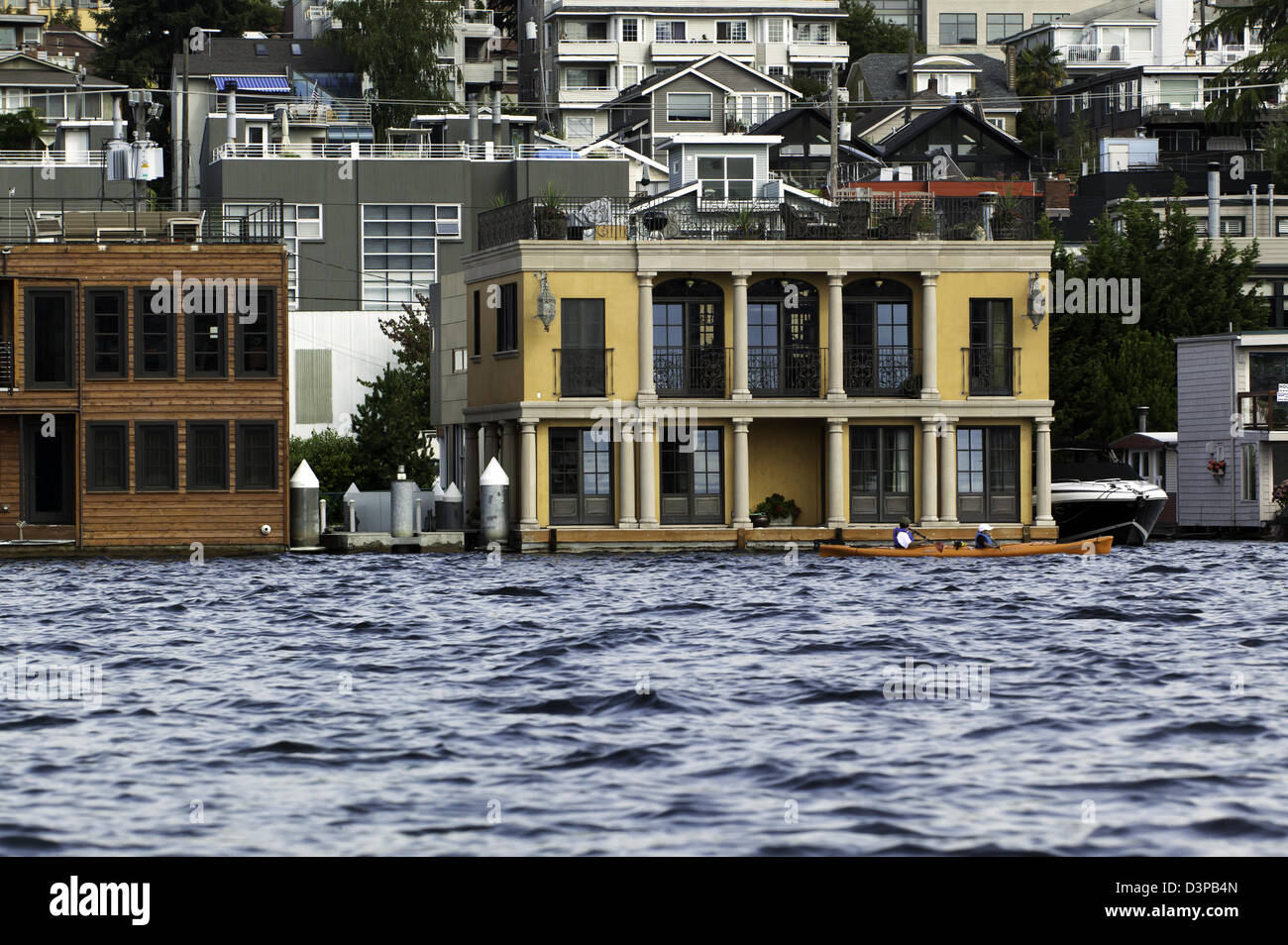 Homes by lake hi-res stock photography and images - Alamy