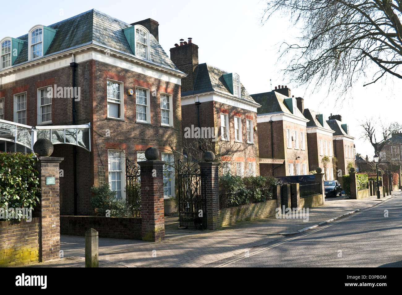 Row town houses uk hi-res stock photography and images - Alamy