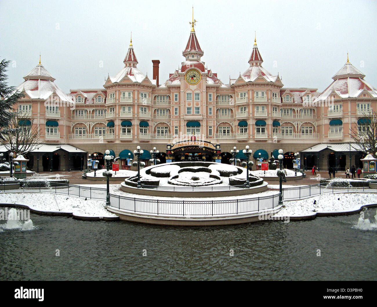 Paris disneyland bad weather hi-res stock photography and images - Alamy