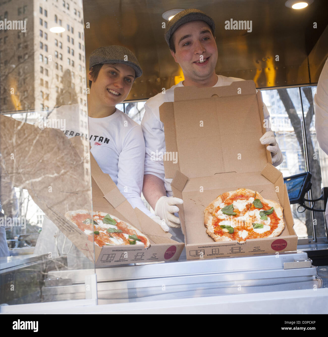 The new Neapolitan Express pizza food truck debuts in the City Hall ...