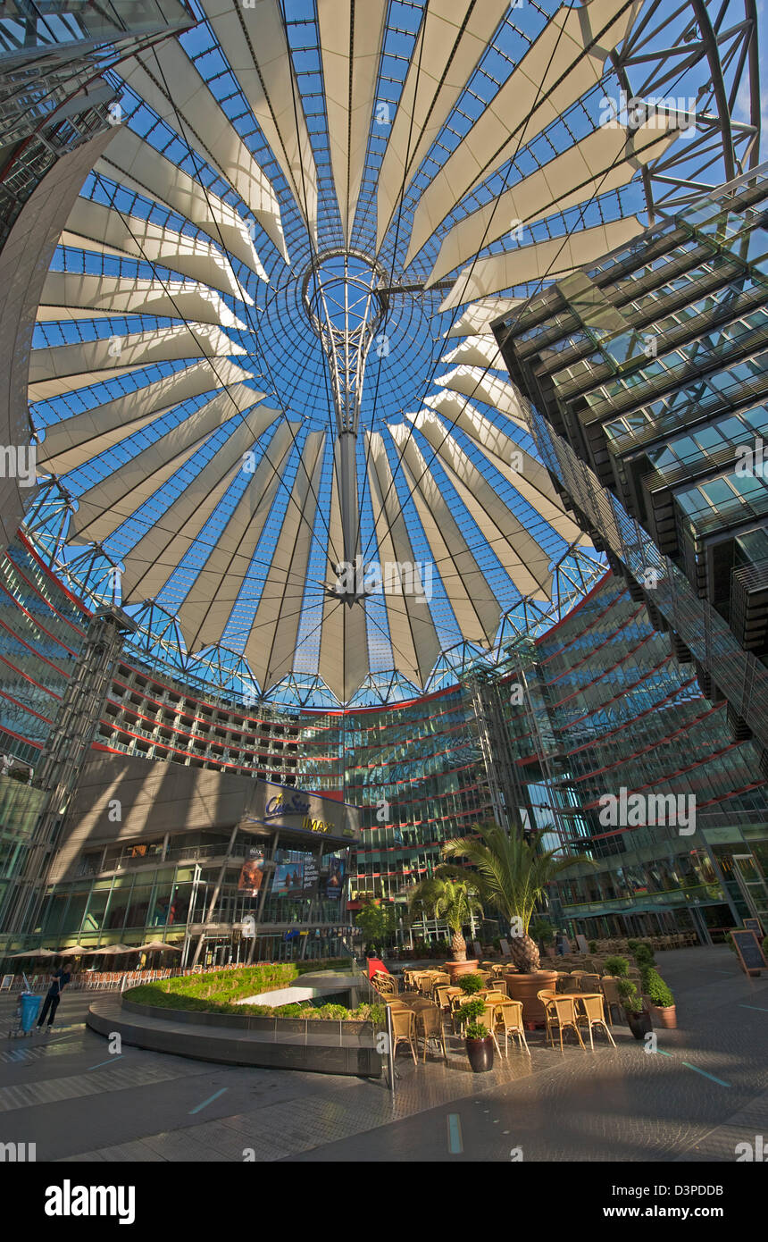Potsdamer platz bahnhof plaza hi-res stock photography and images - Alamy