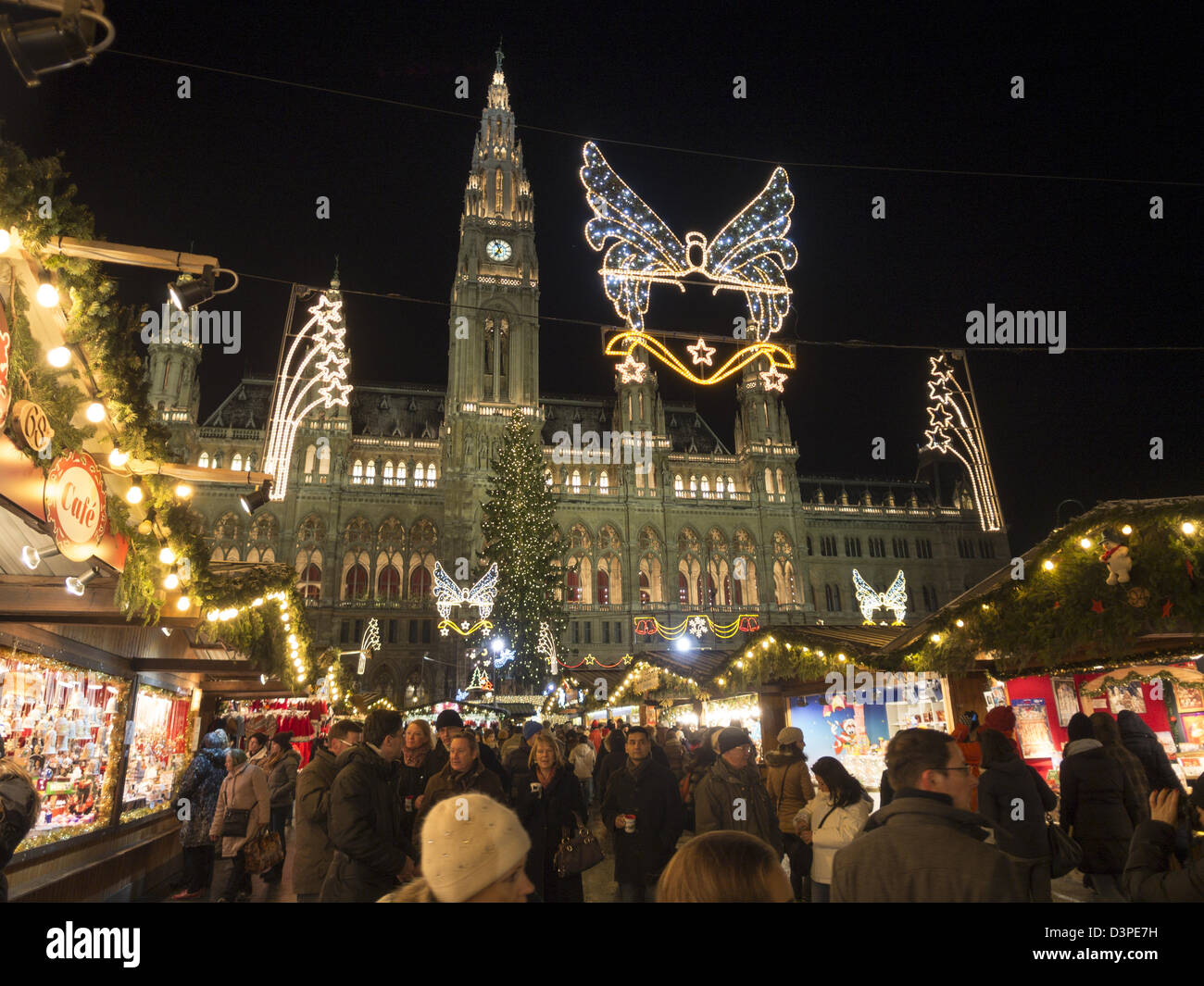 Rathaus Vienna -- city hall and Christmas market. Evening view of ...