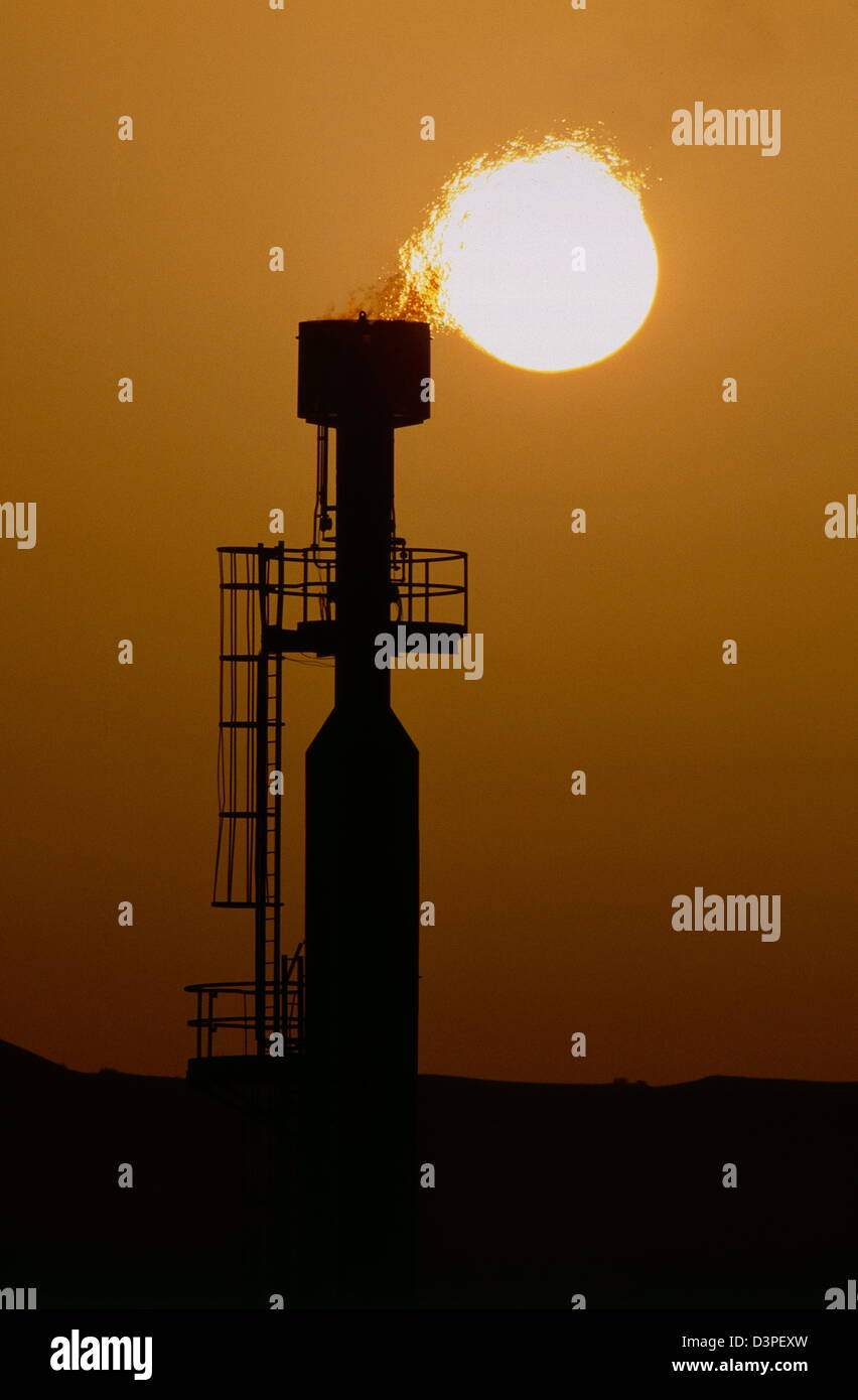 Saudi arabia oil flare hi-res stock photography and images - Alamy