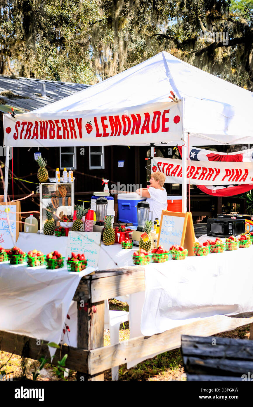 Lemonade tent hi-res stock photography and images - Alamy
