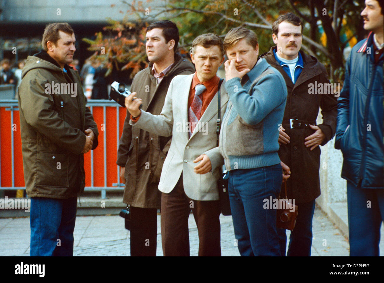 Berlin, GDR, tourists on the Alexanderplatz Stock Photo - Alamy