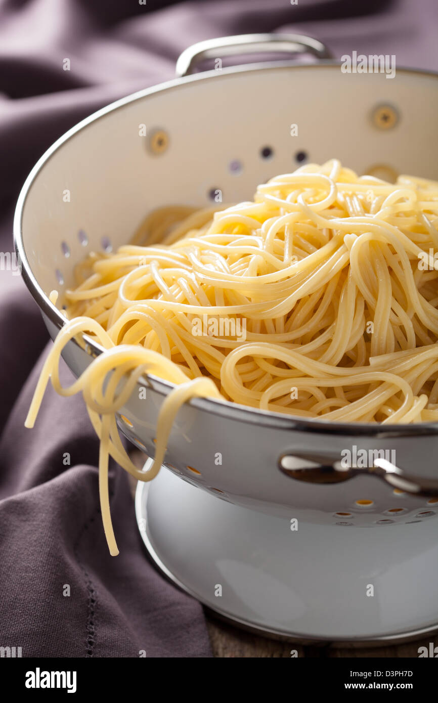 spaghetti in colander Stock Photo - Alamy