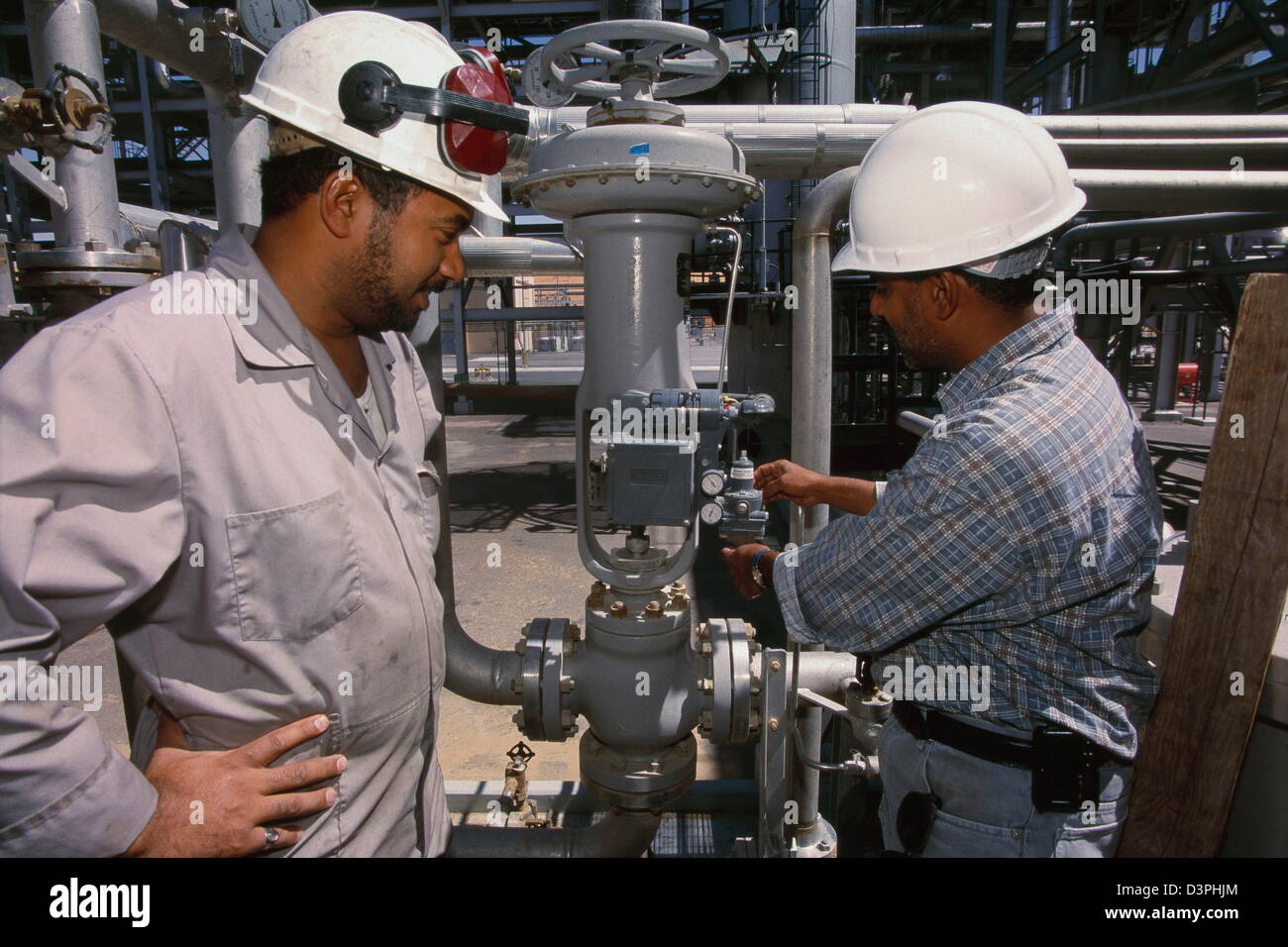 Saudi Aramco engineers at the Shaybah Gas Oil Separation Plant (GOSP ...