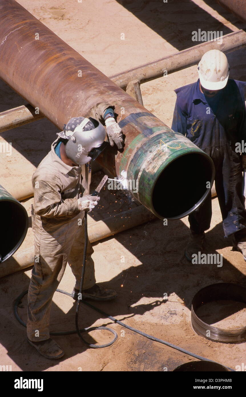 Welders at an oil and gas exploration rig in Saudi's empty quarter ...