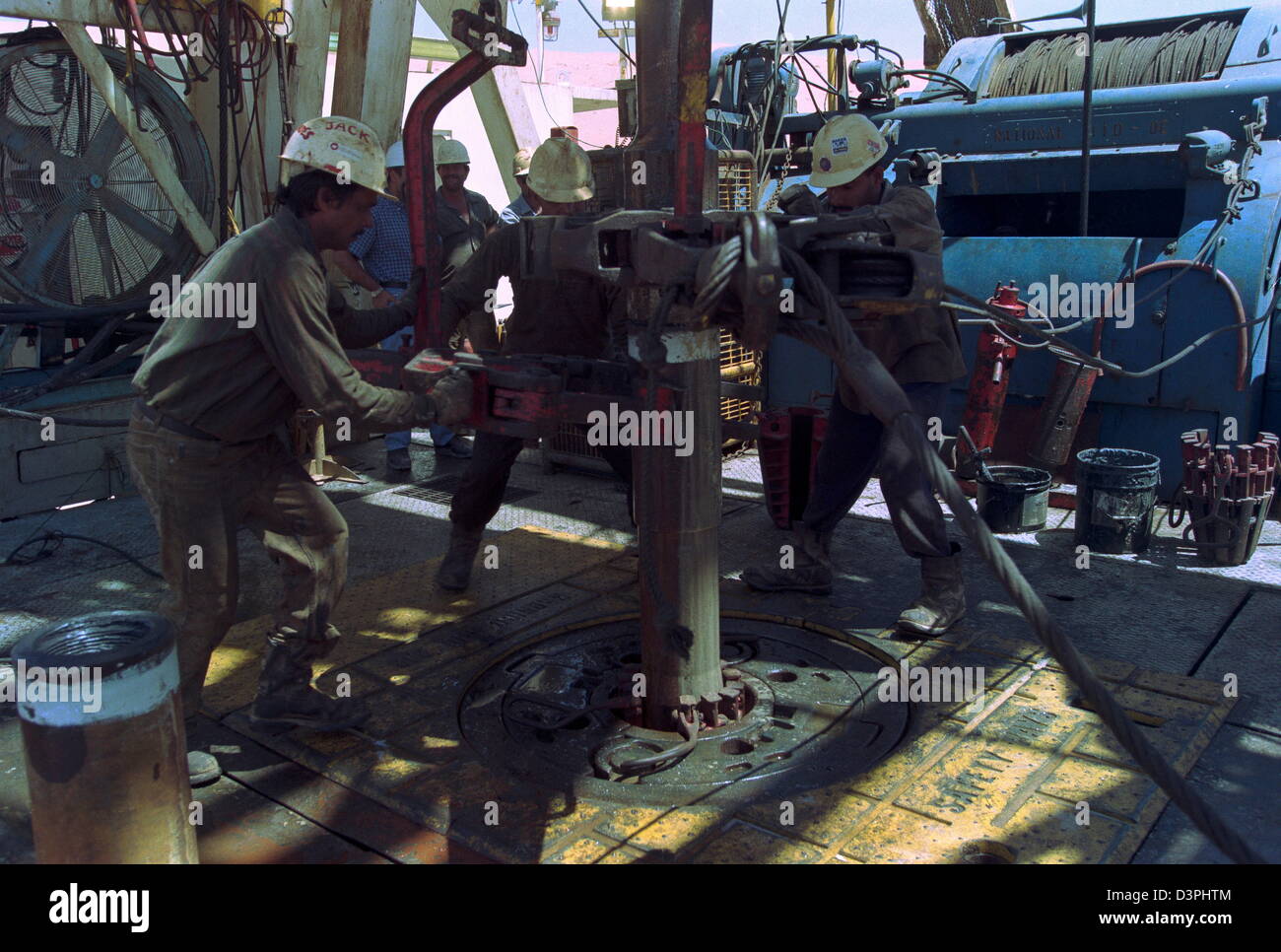 Saudi aramco oil and gas rig hi-res stock photography and images - Alamy