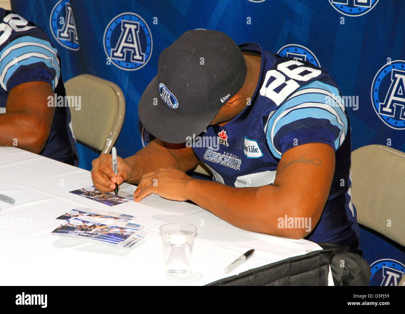 Signing autographs hi-res stock photography and images - Alamy