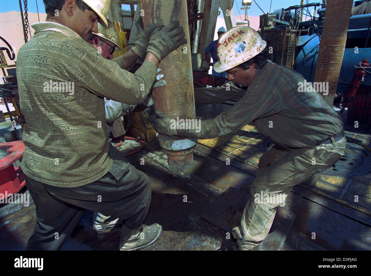 Saudi aramco oil and gas rig hi-res stock photography and images - Alamy
