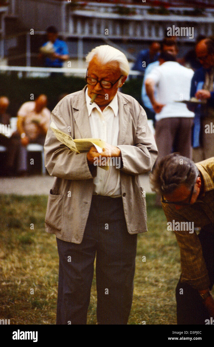 Berlin, GDR, old man with a cigar, reading a newspaper Stock Photo - Alamy
