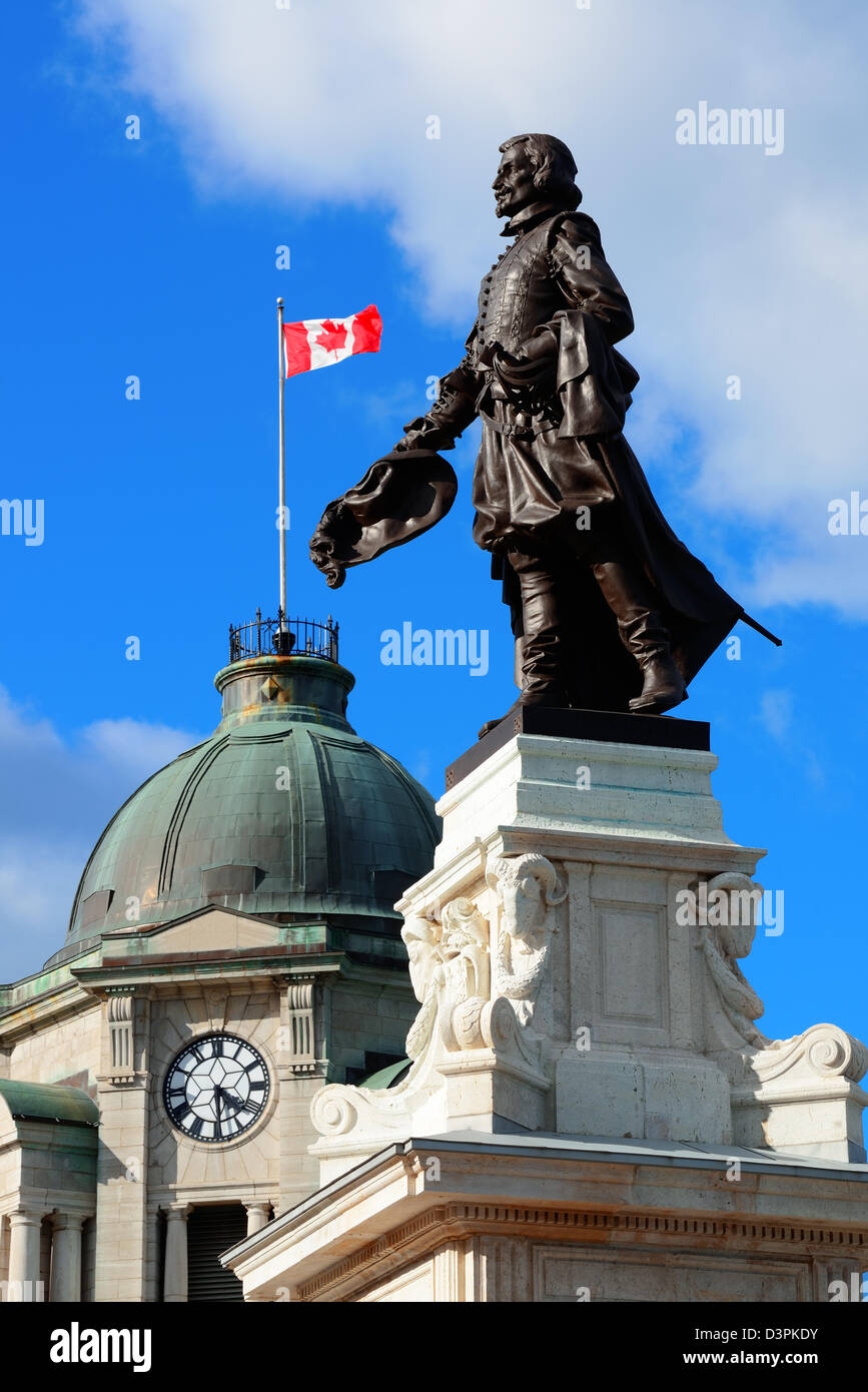 Statue and historical buildings in Quebec City Stock Photo - Alamy