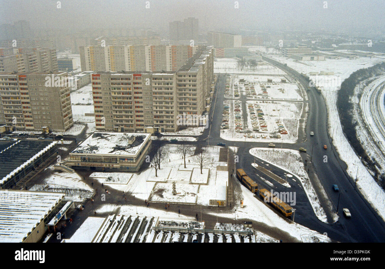 Properties season mehrfamilienhaeuser hi-res stock photography and ...