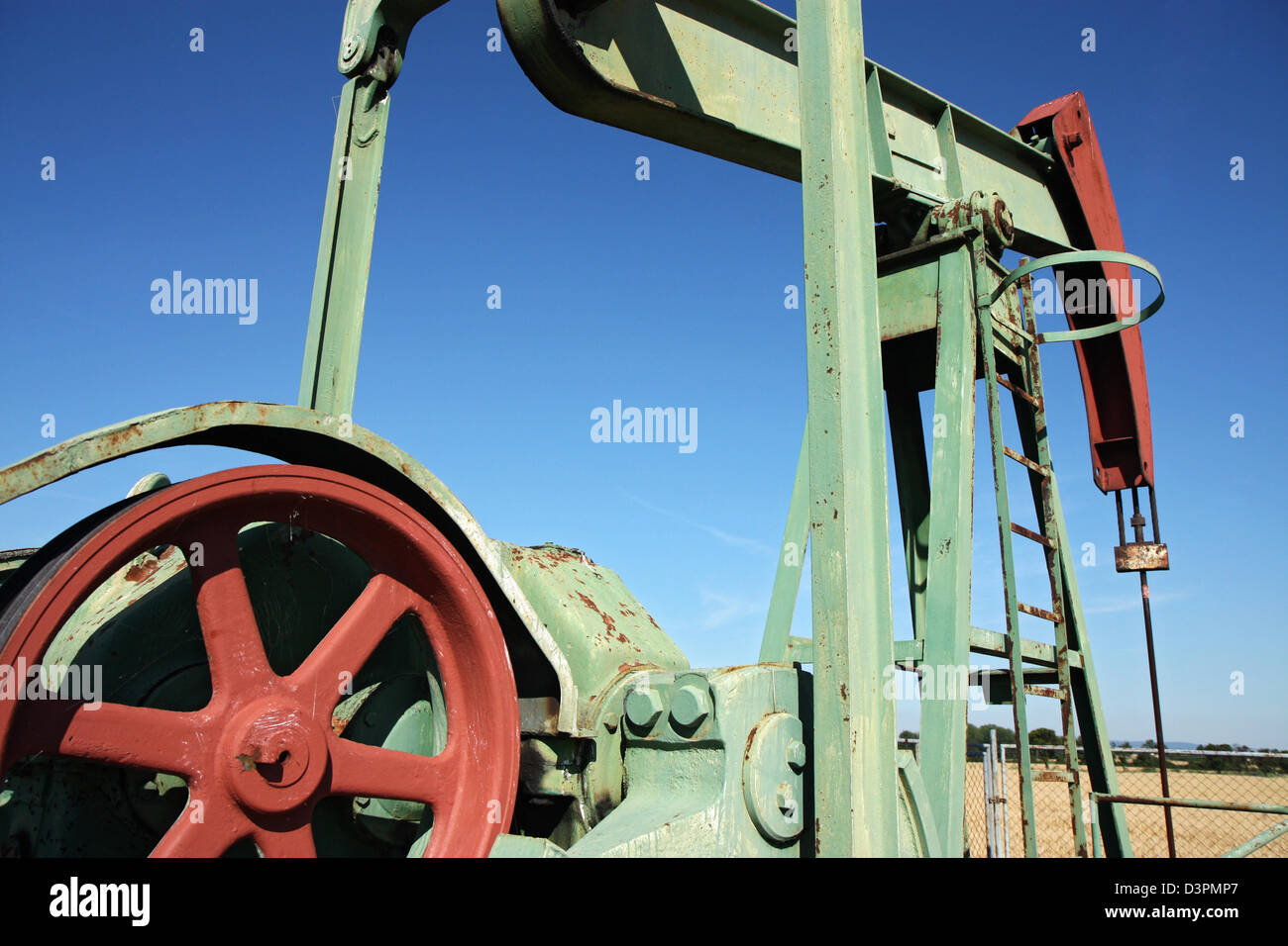 Crude oil pump hi-res stock photography and images - Alamy