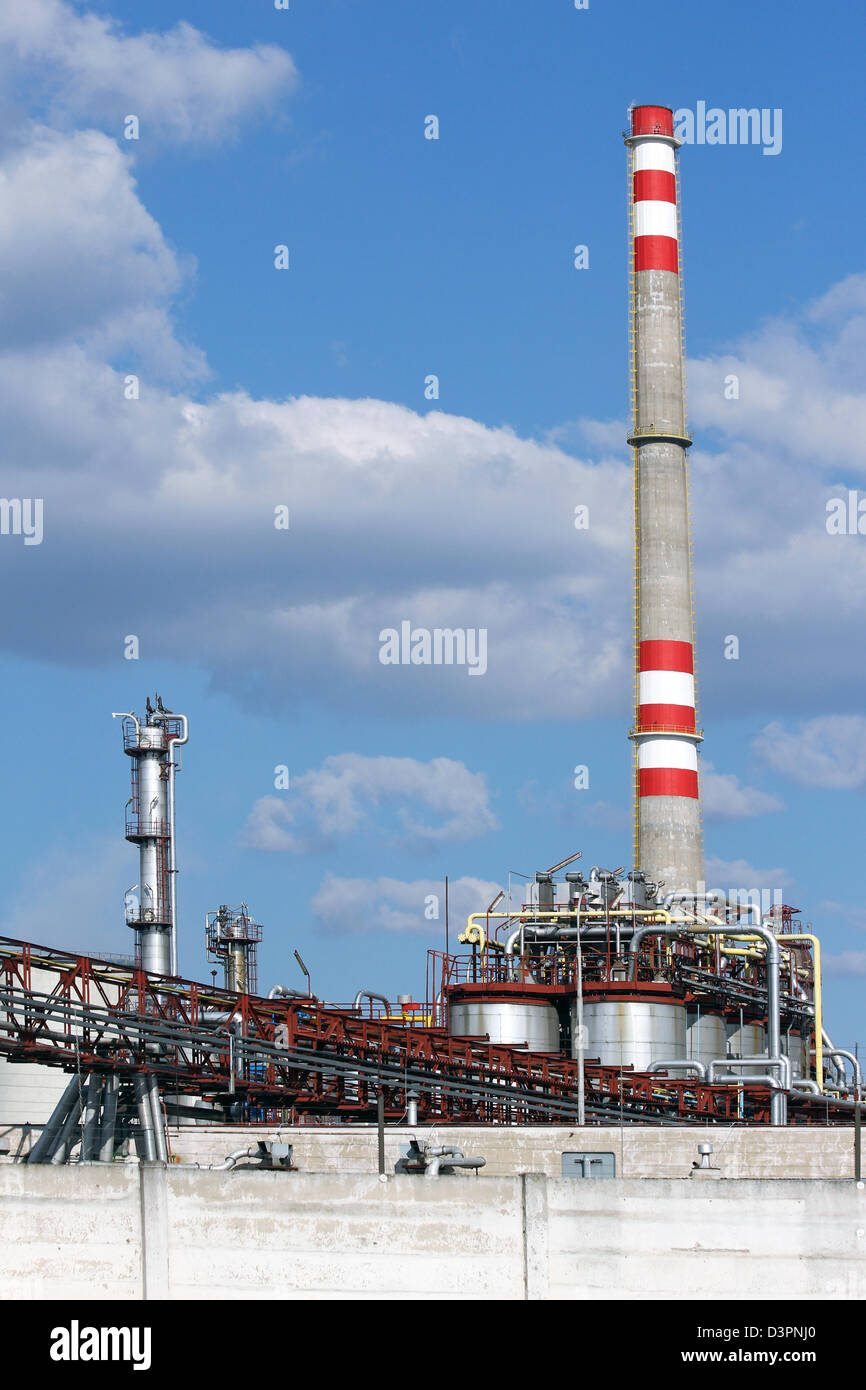 Oil refinery stack tower hi-res stock photography and images - Alamy