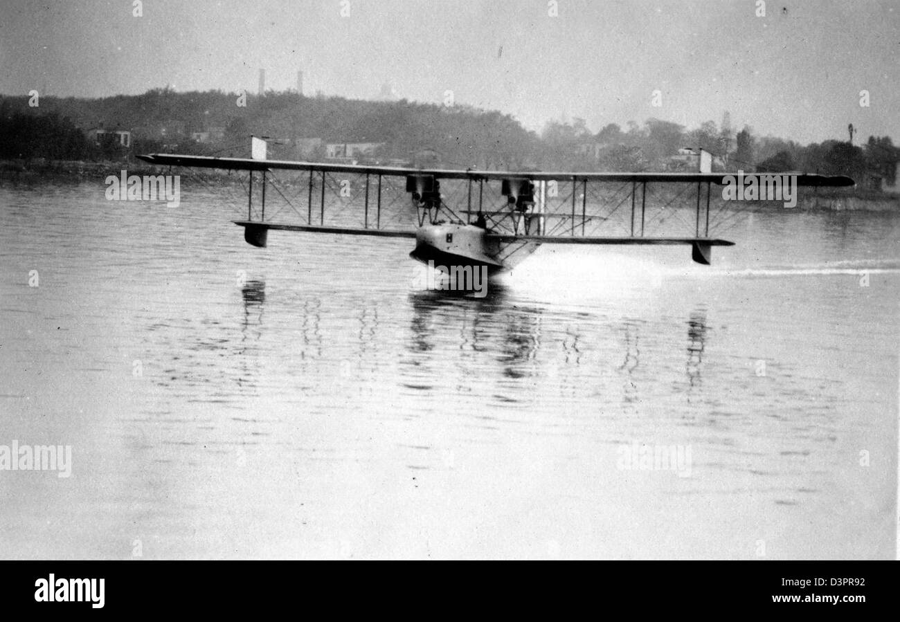 The Curtiss F-5L was a long-range reconnaissance seaplane developed in ...