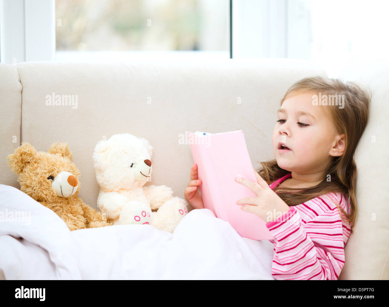 Teddy bear holding story book hi-res stock photography and images - Alamy