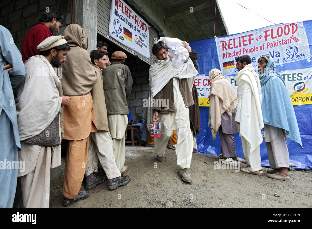 Madyan, Pakistan, food distribution through surface noVa to the flood ...