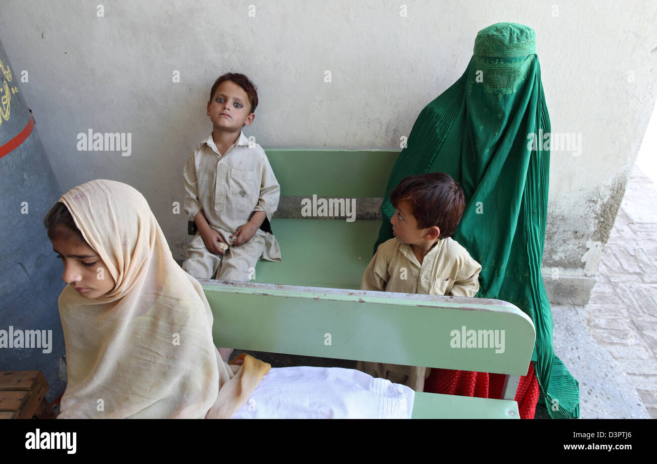 Peshawar, Pakistan, patients wait in a clinic Stock Photo - Alamy