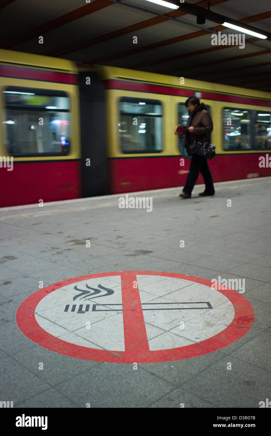 Smoking area public transport station hi-res stock photography and ...