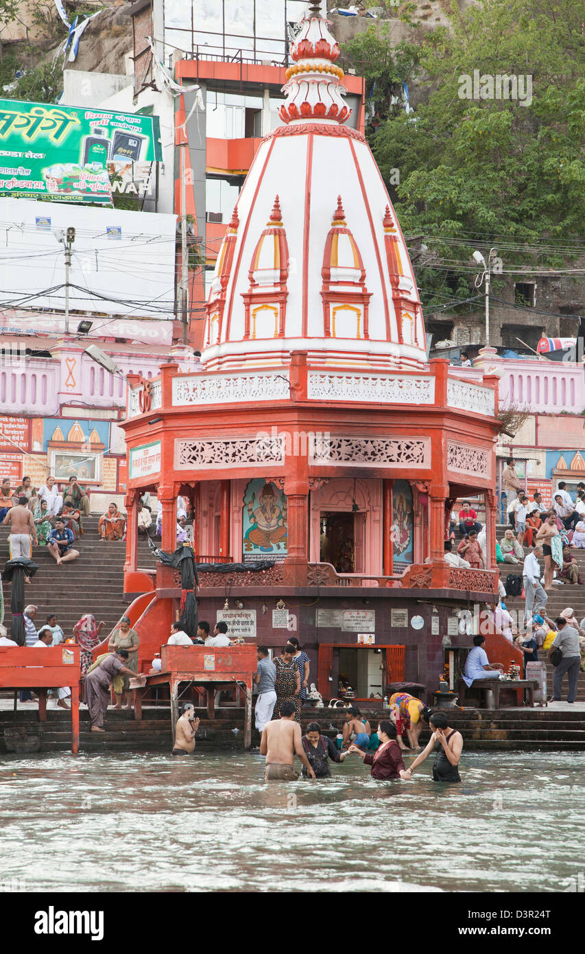 Pilgrims taking a holy dip in River Ganges, Har Ki Pauri, Haridwar ...