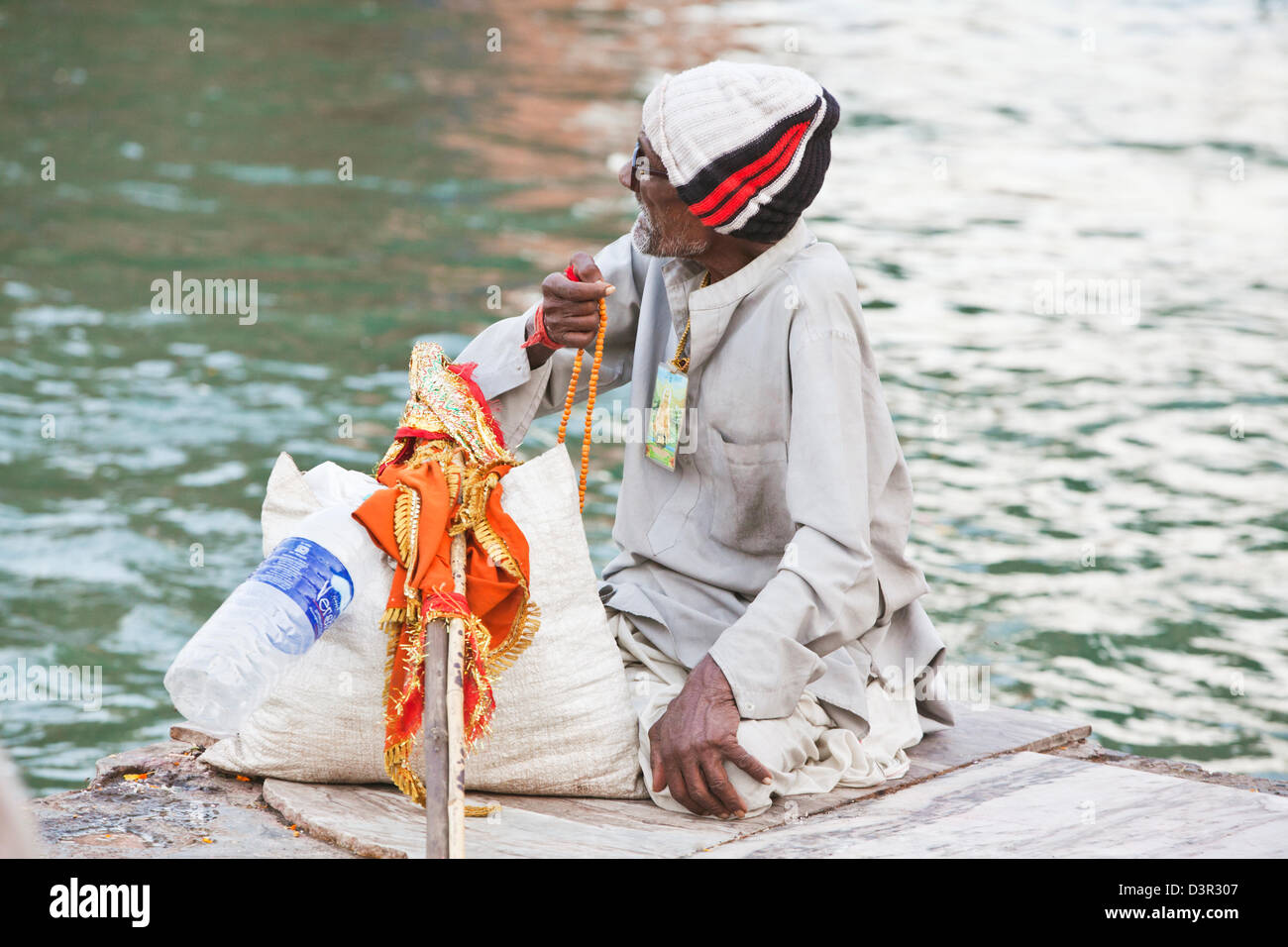 Man chanting with prayer beads on the ghat of River Ganges, Haridwar ...