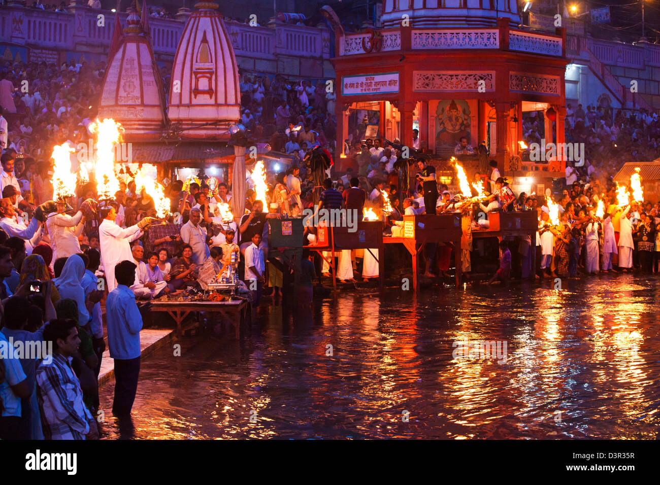 Evening prayer (Aarti) at Har Ki Pauri, River Ganges, Haridwar ...