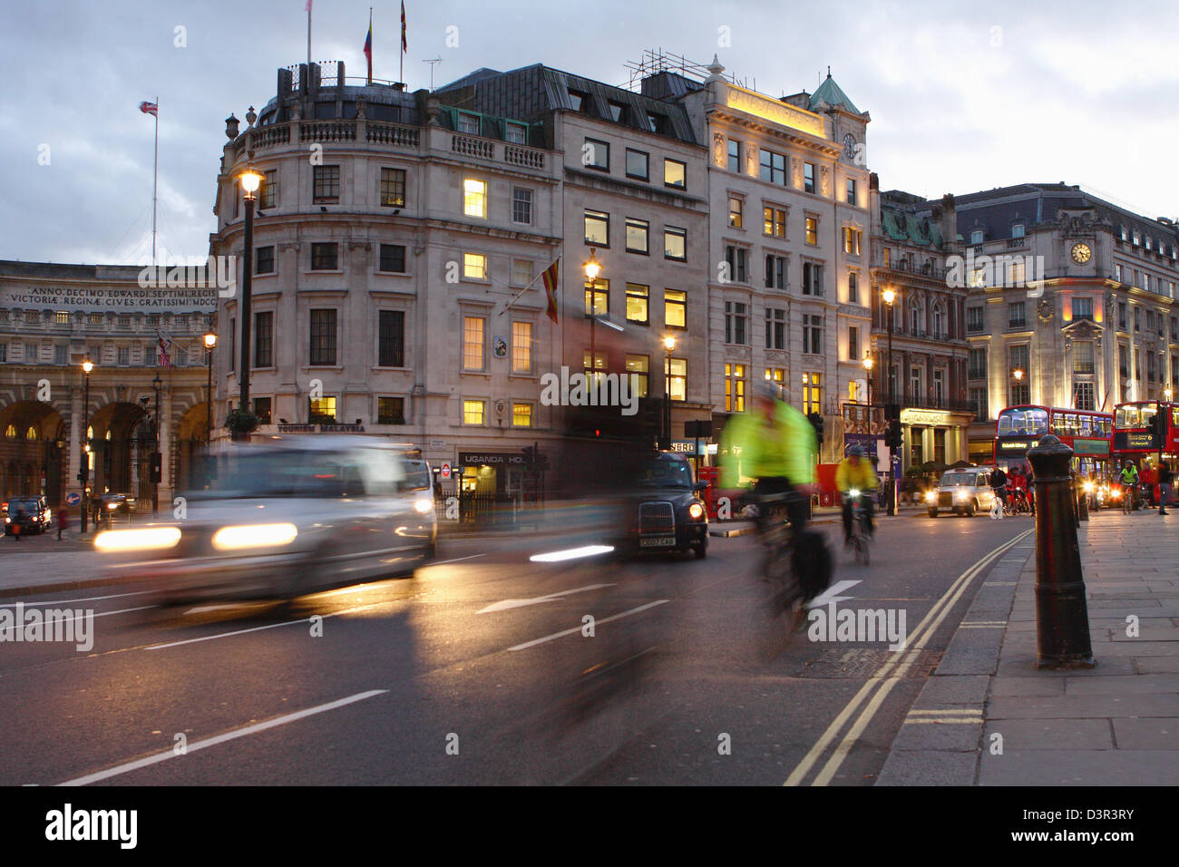 Trafalgar square vehicles hi-res stock photography and images - Alamy