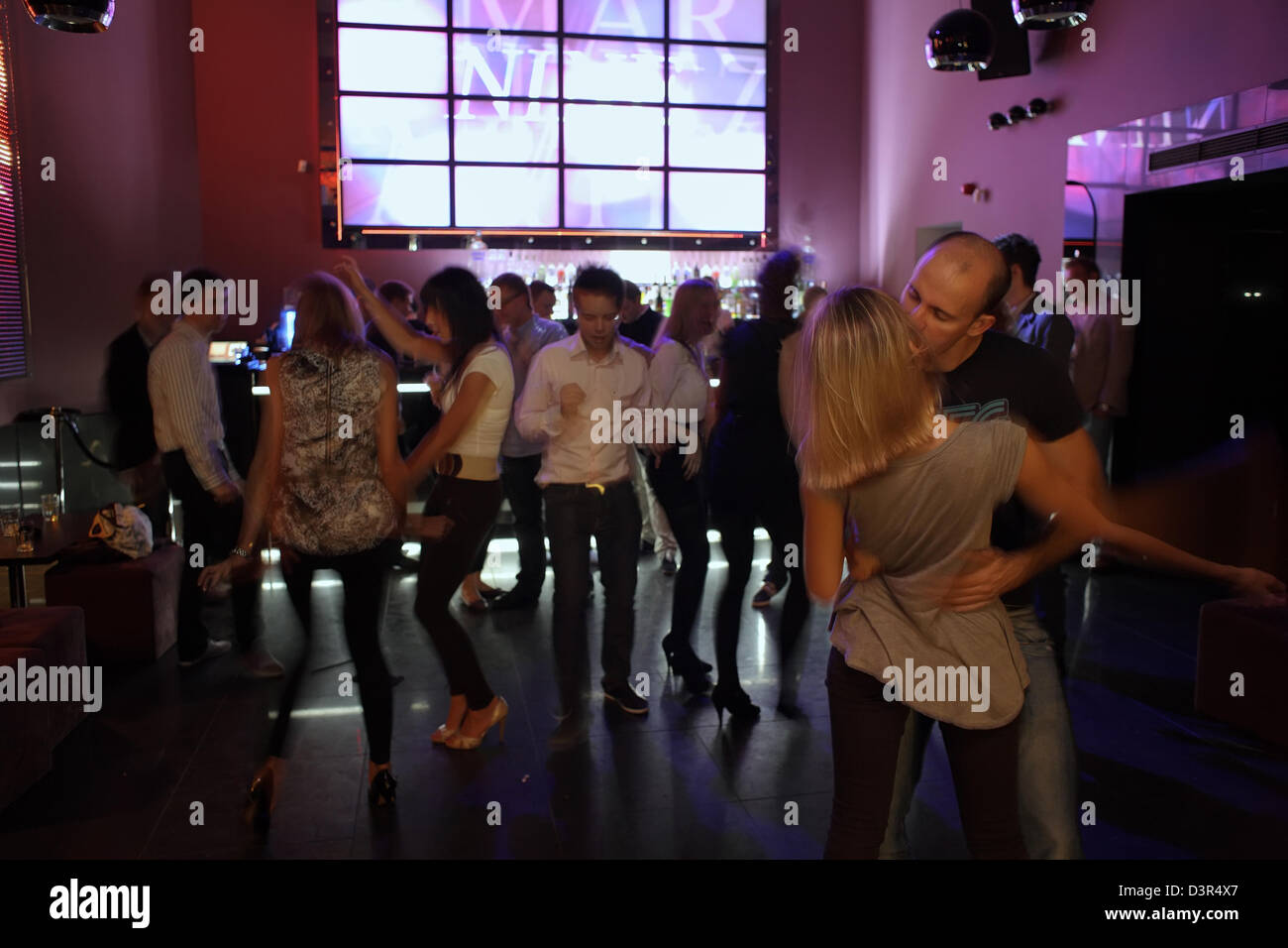 Warsaw, Poland, knutschendes couple on the dance floor of Nine Club ...