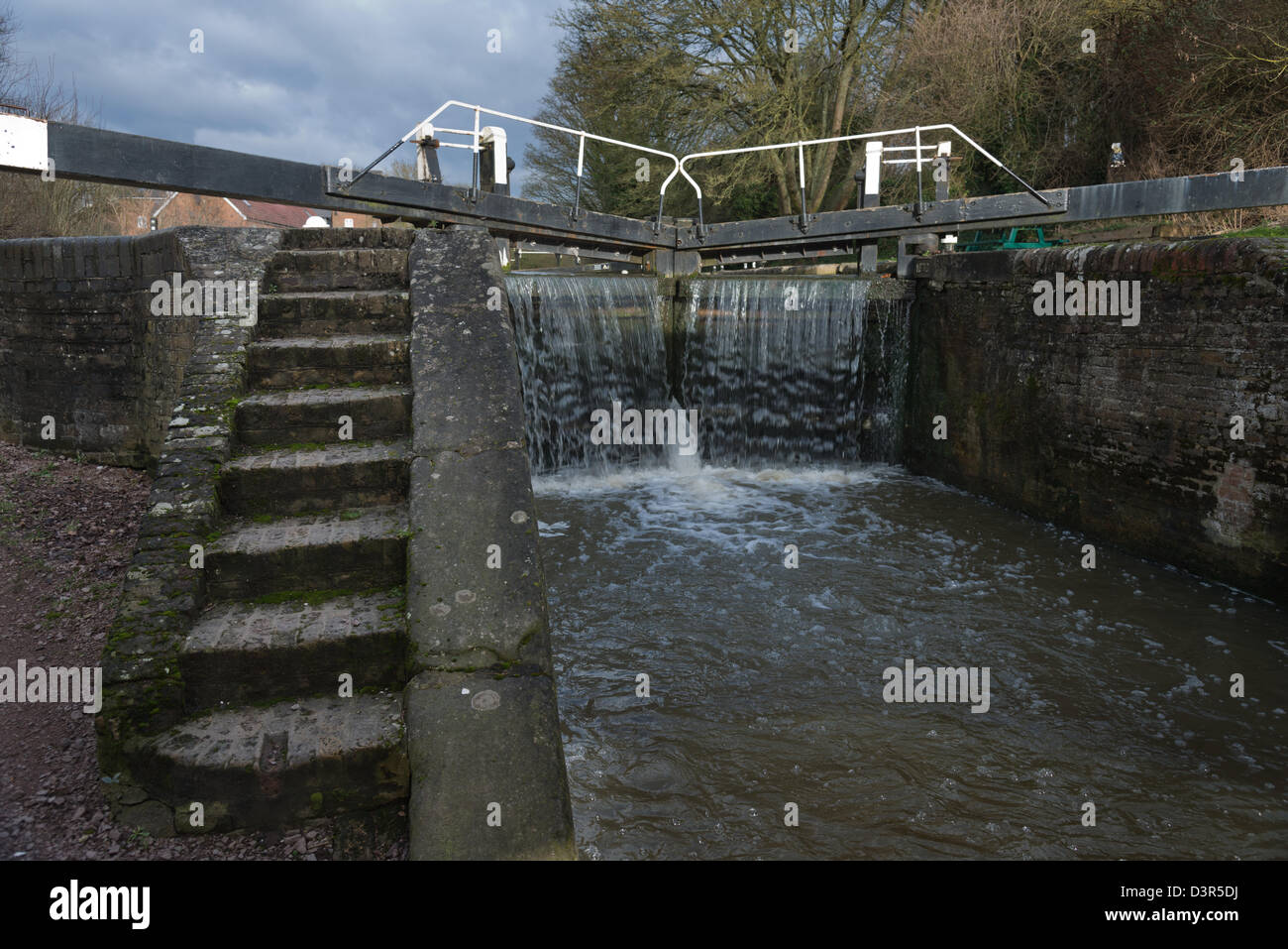 closed lock gates at Coppermill Lock Grand Union Canal Harefield ...