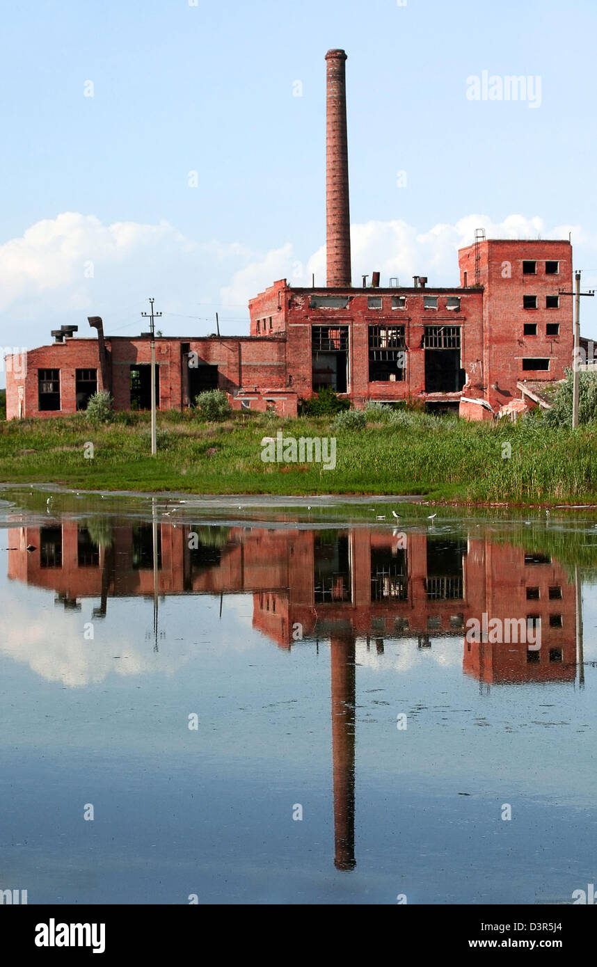 Broken factory hi-res stock photography and images - Alamy
