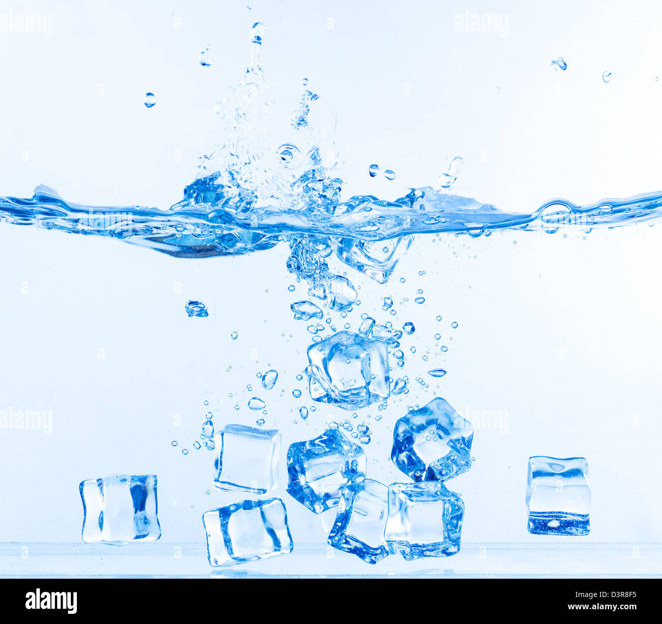Ice cube dropped water splash hi-res stock photography and images - Alamy