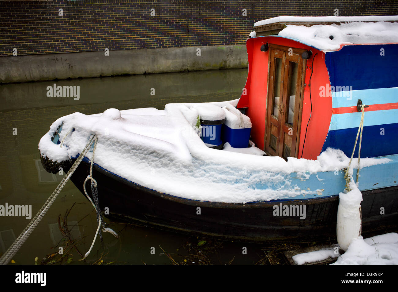 Narrowboat in Snow Winter on the South Oxford Canal Jericho City of ...