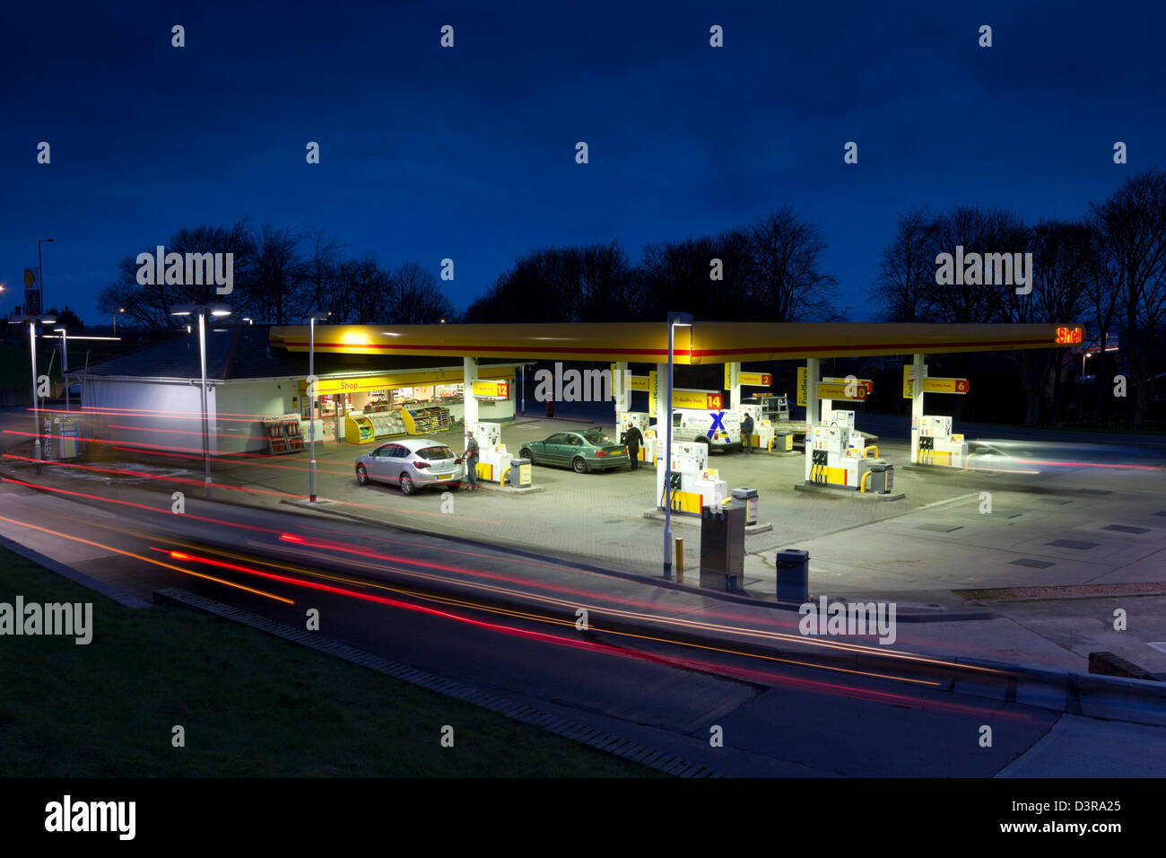 Shell petrol station hi-res stock photography and images - Alamy