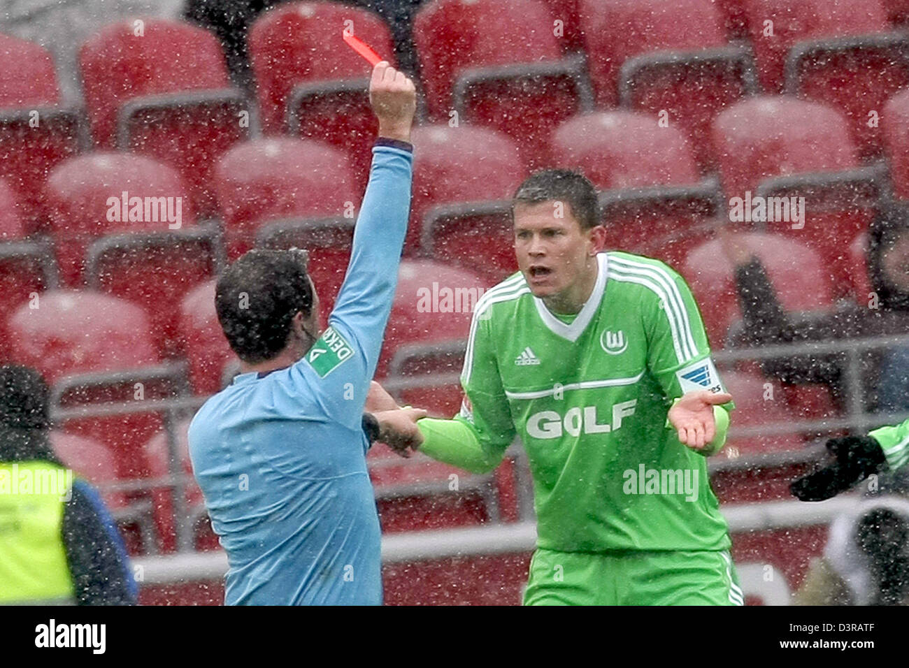 Referee Peter Sippel (L) shows Wolfsburg's Alexander Madlung the red ...