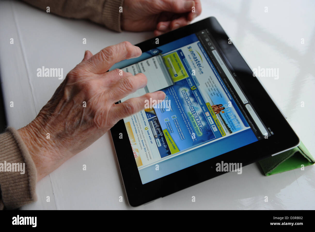 Old elderly hands playing piano hi-res stock photography and images - Alamy