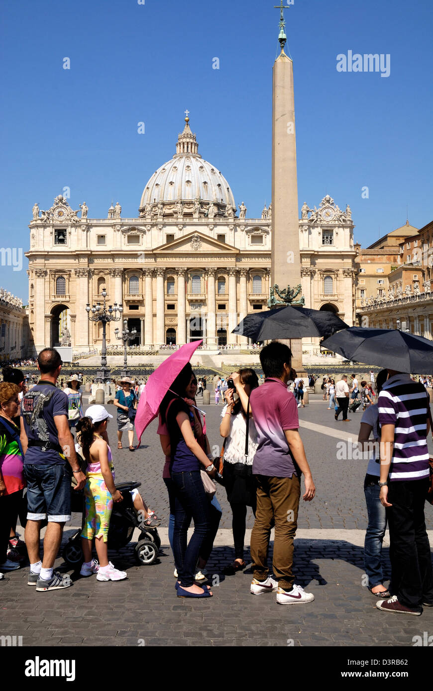 A large crowd waiting to visit the Vatican Museums, June 18, 2011 in ...