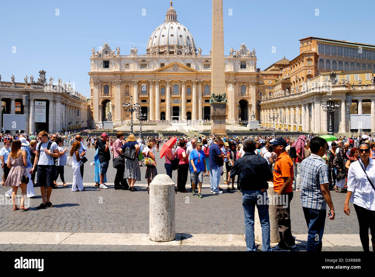 A large crowd waiting to visit the Vatican Museums, June 18, 2011 in ...